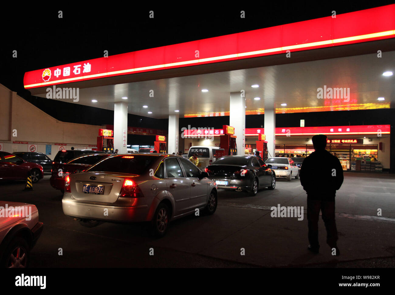 Fill up stations hi-res stock photography and images - Alamy