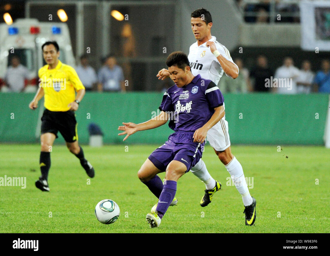 Cristiano ronaldo real madrid challenges hi-res stock photography and ...