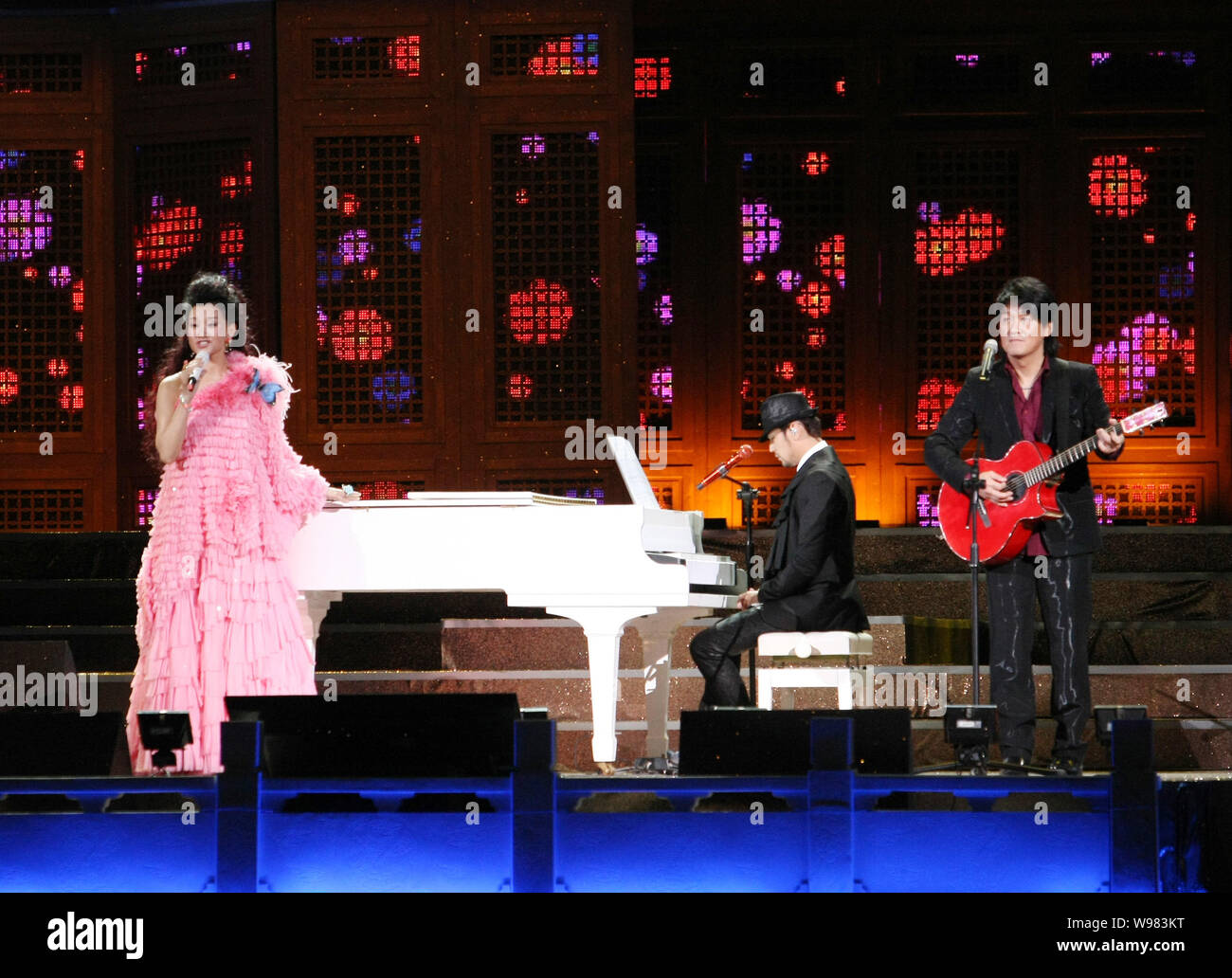 Singer Song Zuying (left), together with Taiwanese singer Wakin Chau ...
