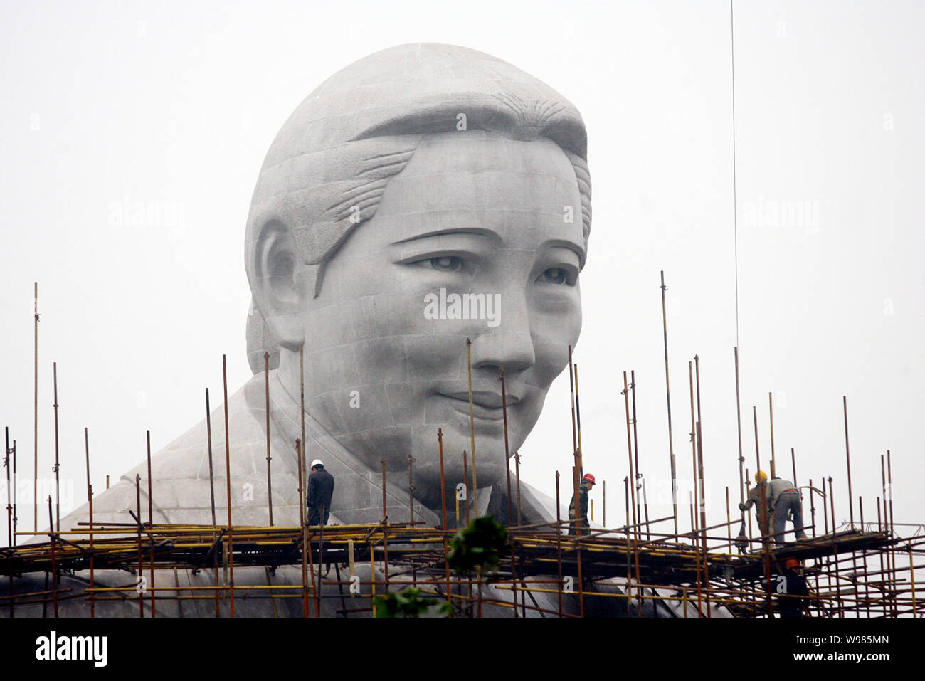 Chinese workers are building a 24-meter-high stone statue of Soong ...