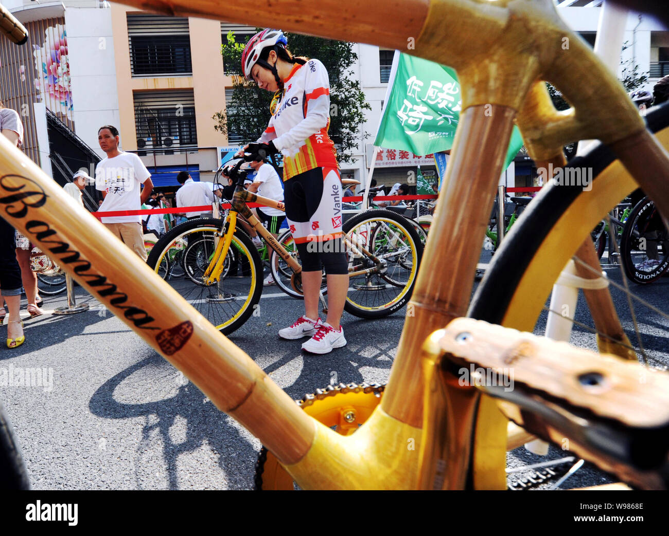 Two chinese cyclists hi-res stock photography and images - Alamy