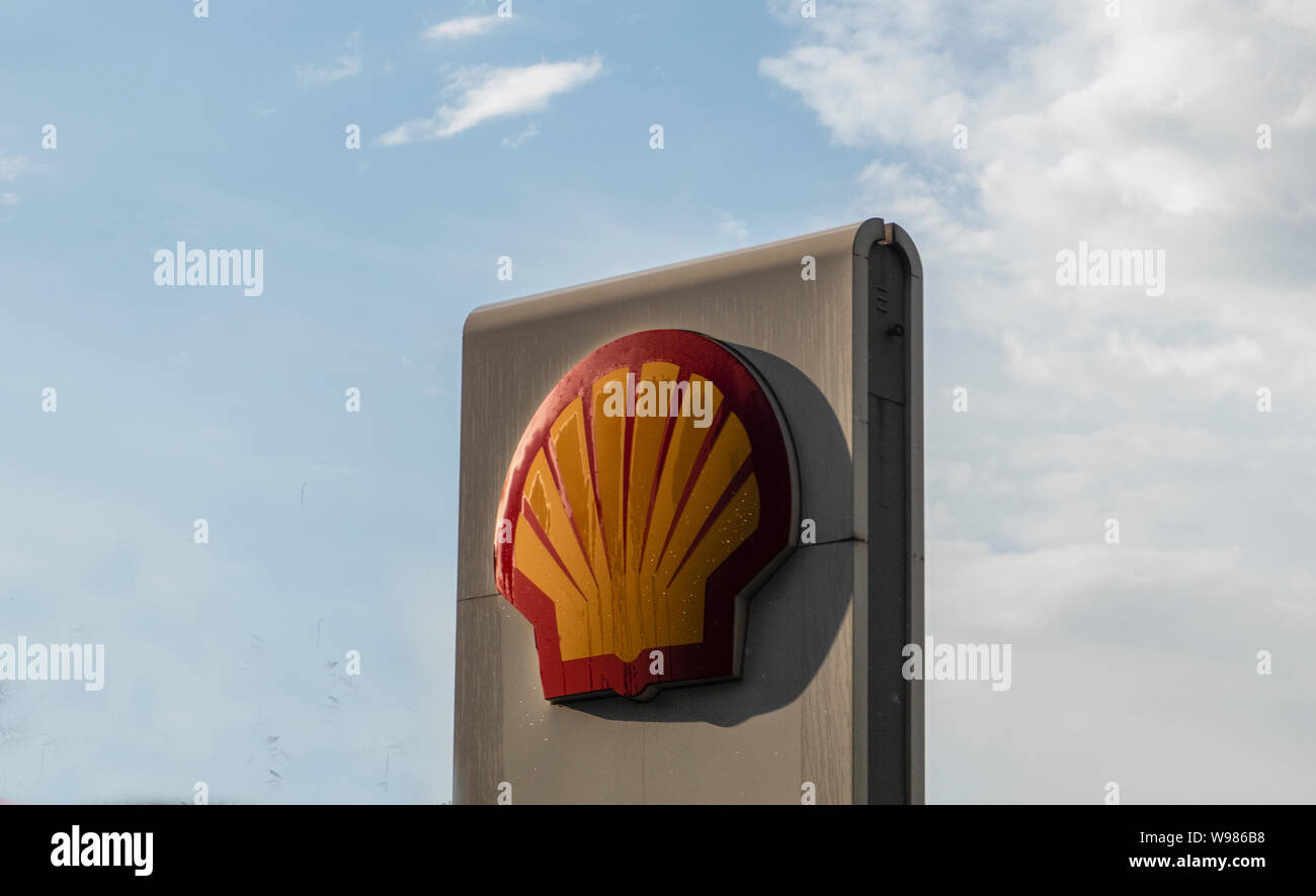 Advertisement shell petrol station hi-res stock photography and images ...