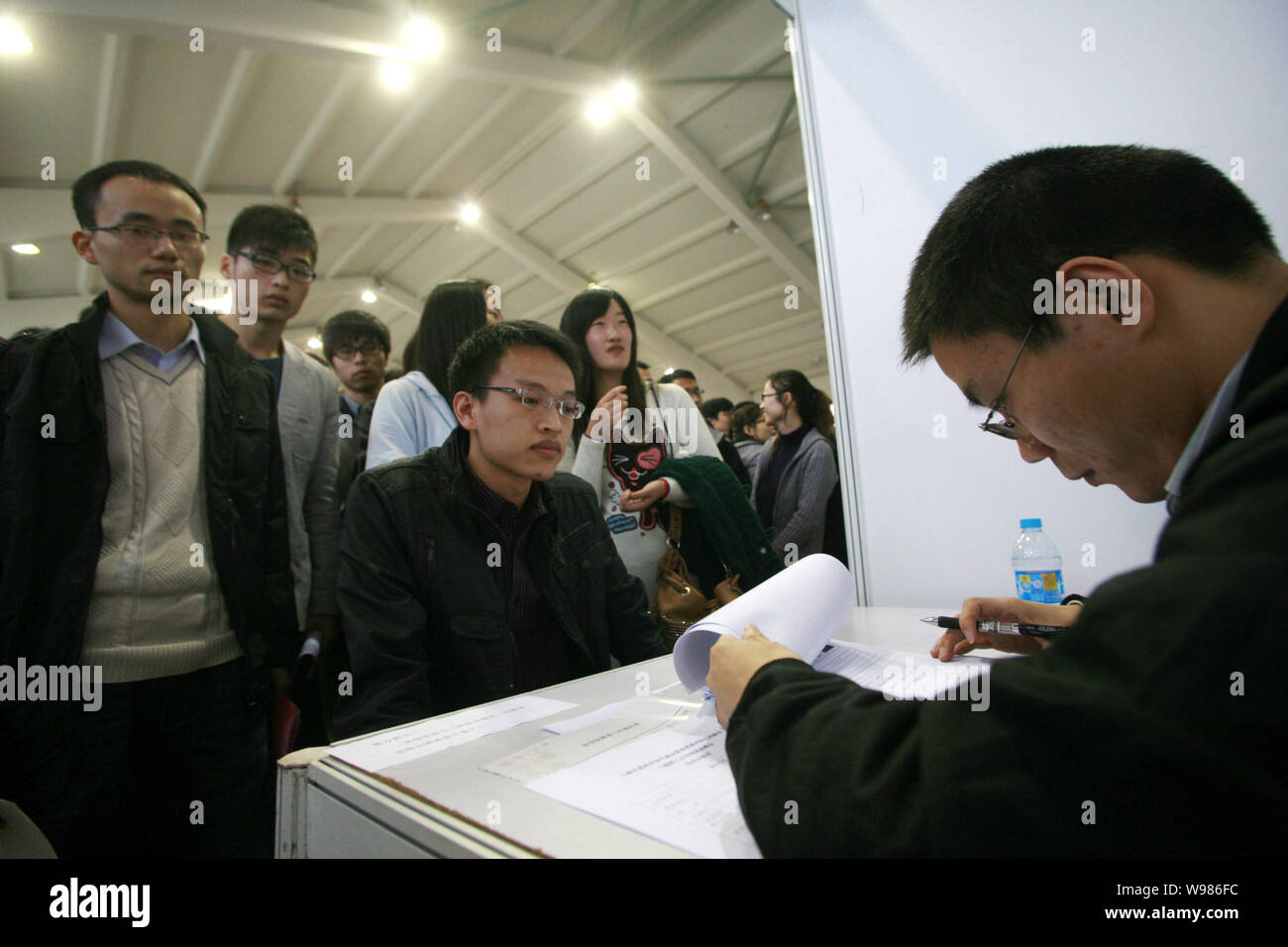 China graduate job fair hi-res stock photography and images - Alamy