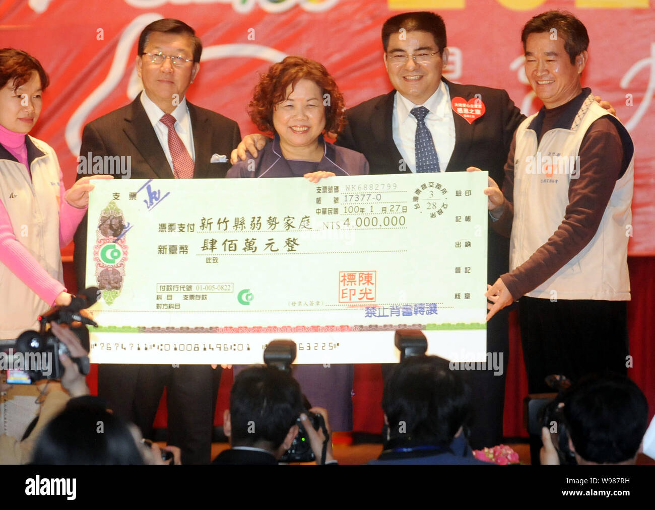 Large cheque charity hi-res stock photography and images - Alamy
