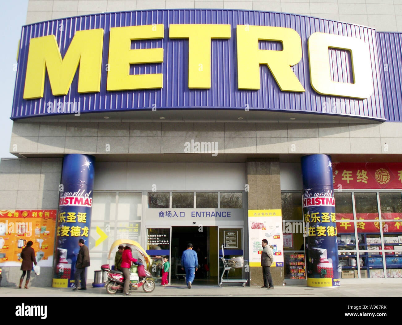 Hypermarket metro cash and carry hi-res stock photography and images ...