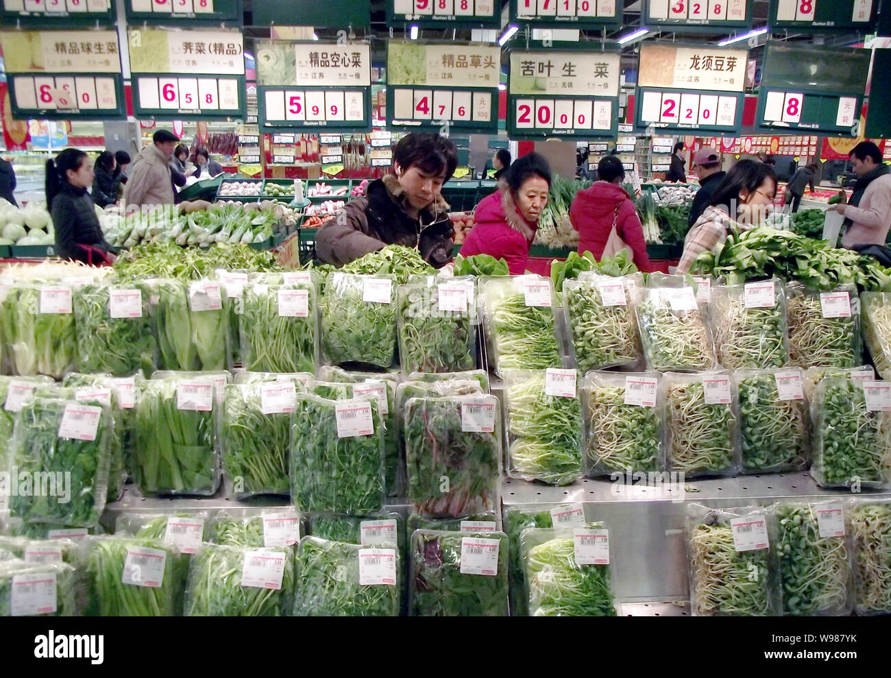 Chinese customers buy vegetables at a supermarket in Changzhou city ...