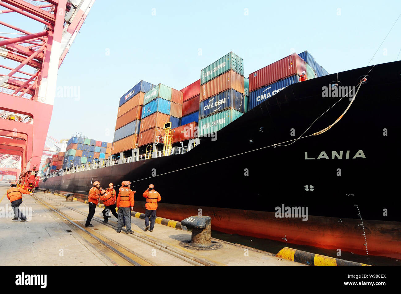 --FILE--Chinese workers berth a container ship at a container terminal ...