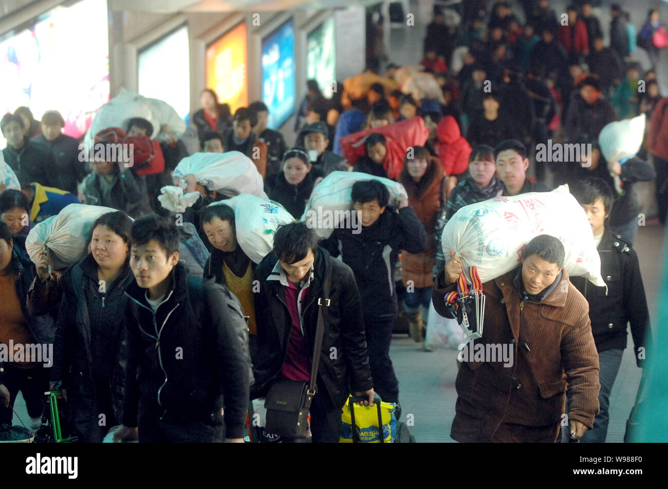 --FILE--Chinese migrant workers crowd the Shanghai Railway Station in ...