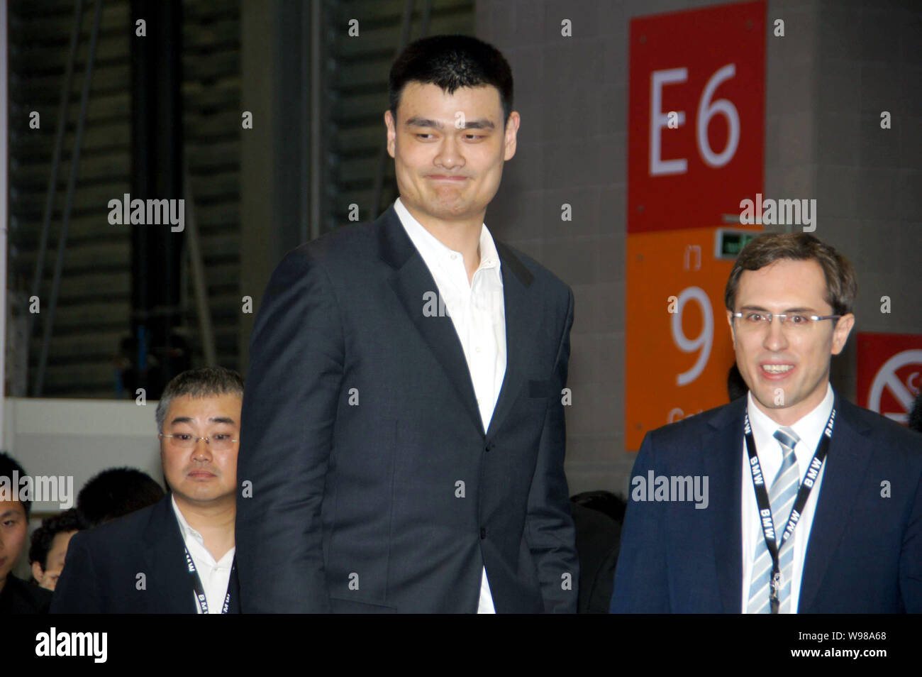 Chinese basketball superstar Yao Ming (first left) attends the 14th ...