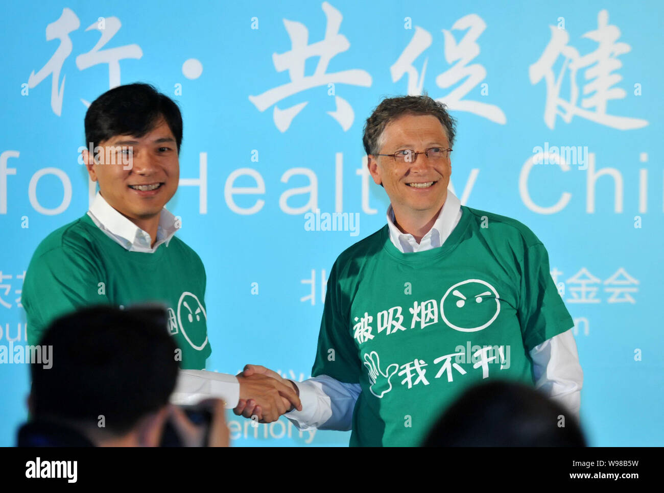 Microsoft Chairman Bill Gates shakes hands with Baidu CEO Robin Li (Li ...