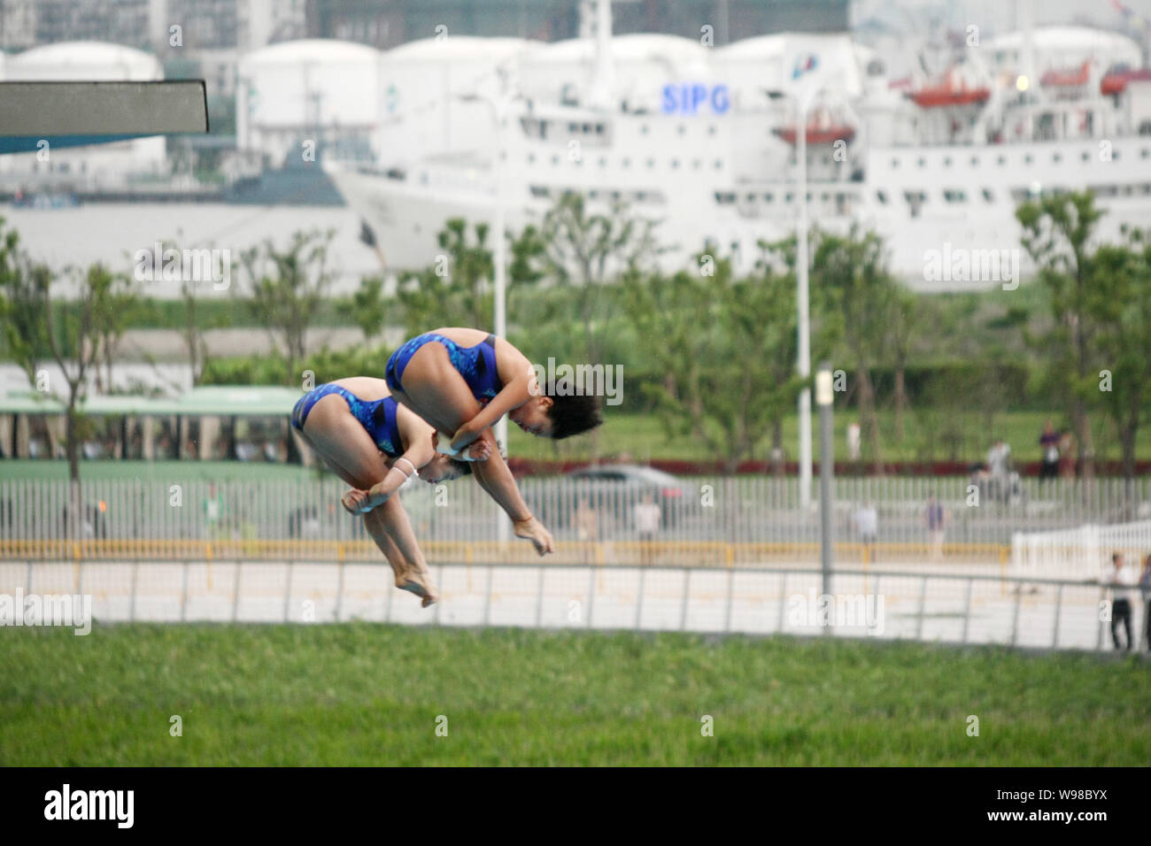 Chinas Chen Ruolin and Wang Hao compete in the final of the womens 10 ...