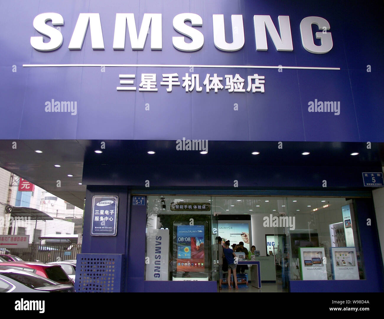 Samsung store hi-res stock photography and images - Alamy
