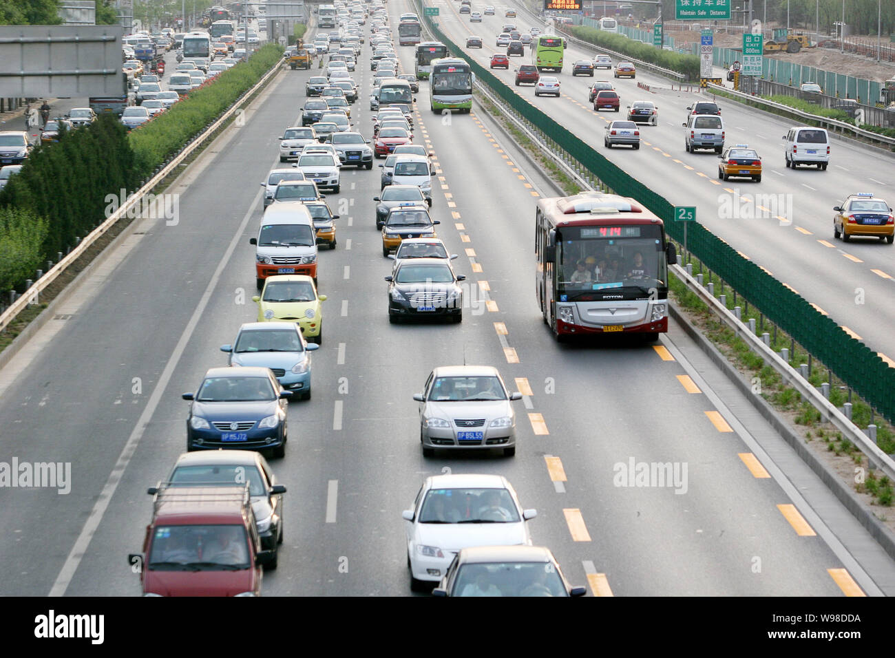 Buses travel on a bus express lane on the Beijing-Tongzhou Expressway ...