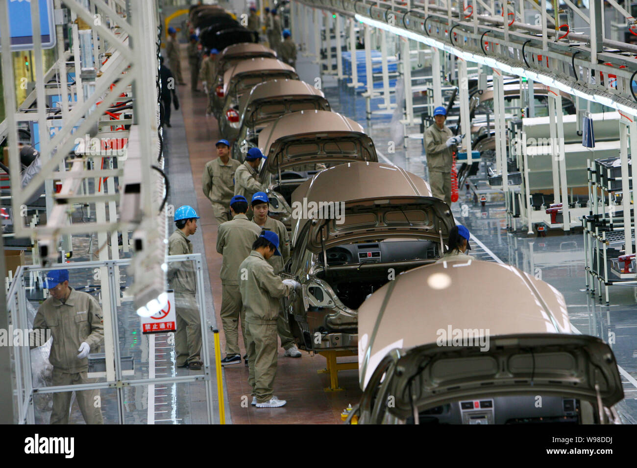 Geely production line hi-res stock photography and images - Alamy