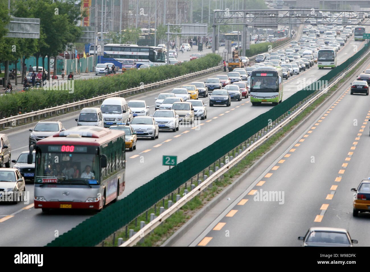 Buses travel on a bus express lane on the Beijing-Tongzhou Expressway ...