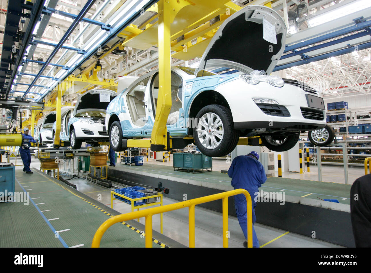 Chinese factory workers assemble Roewe 550s on the production line at ...