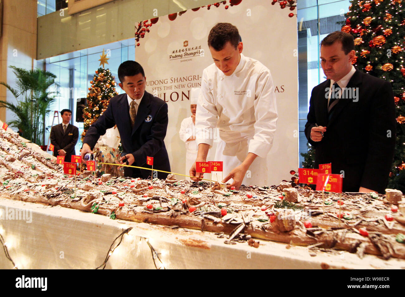A chef and a representative from the Guinness Book of World Records ...