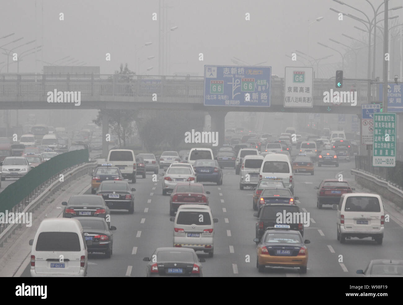 --FILE--Vehicles move slowly on a highway in heavy fog in Beijing ...