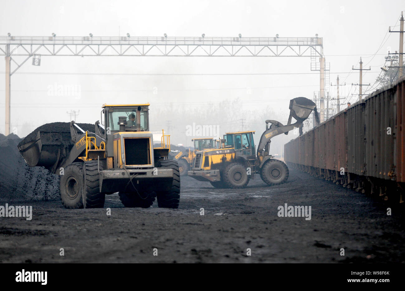 Coalyard hi-res stock photography and images - Alamy