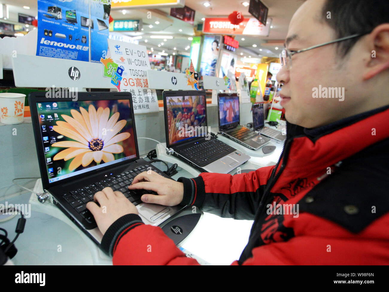 --FILE--A Chinese customer tries out a Hewlett-Packard (HP) laptop ...