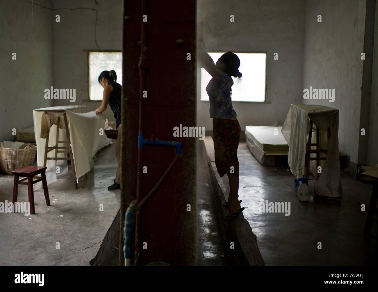 --File--Chinese workers are cutting and hanging up Chinese rice paper ...