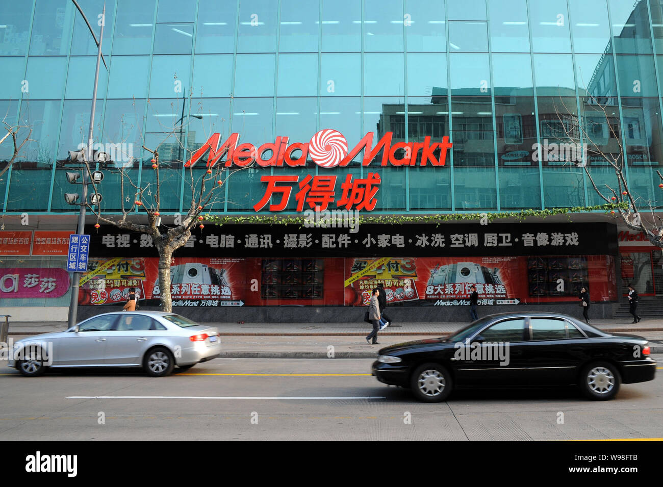 China shanghai metro media hi-res stock photography and images - Alamy