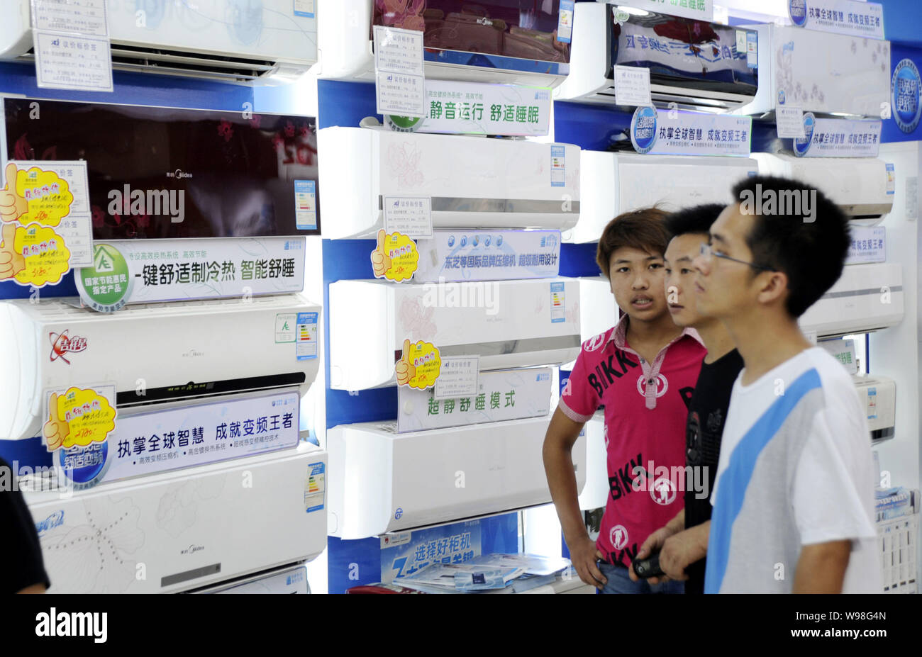 --FILE--Chinese customers shop for air conditioners at a home ...