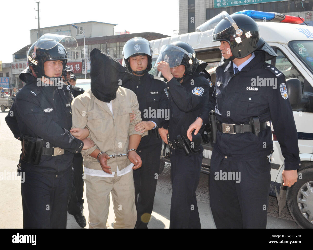 The police catch a criminal at a street in Dingyuan, east Chinas Anhui ...