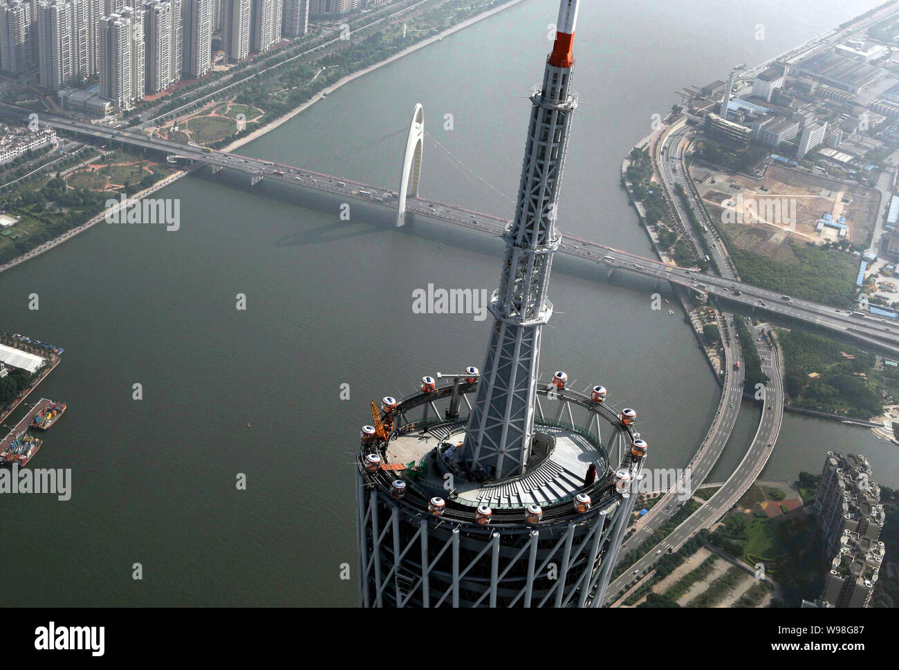 --FILE--Workers are seen building the worlds highest Ferris wheel on ...