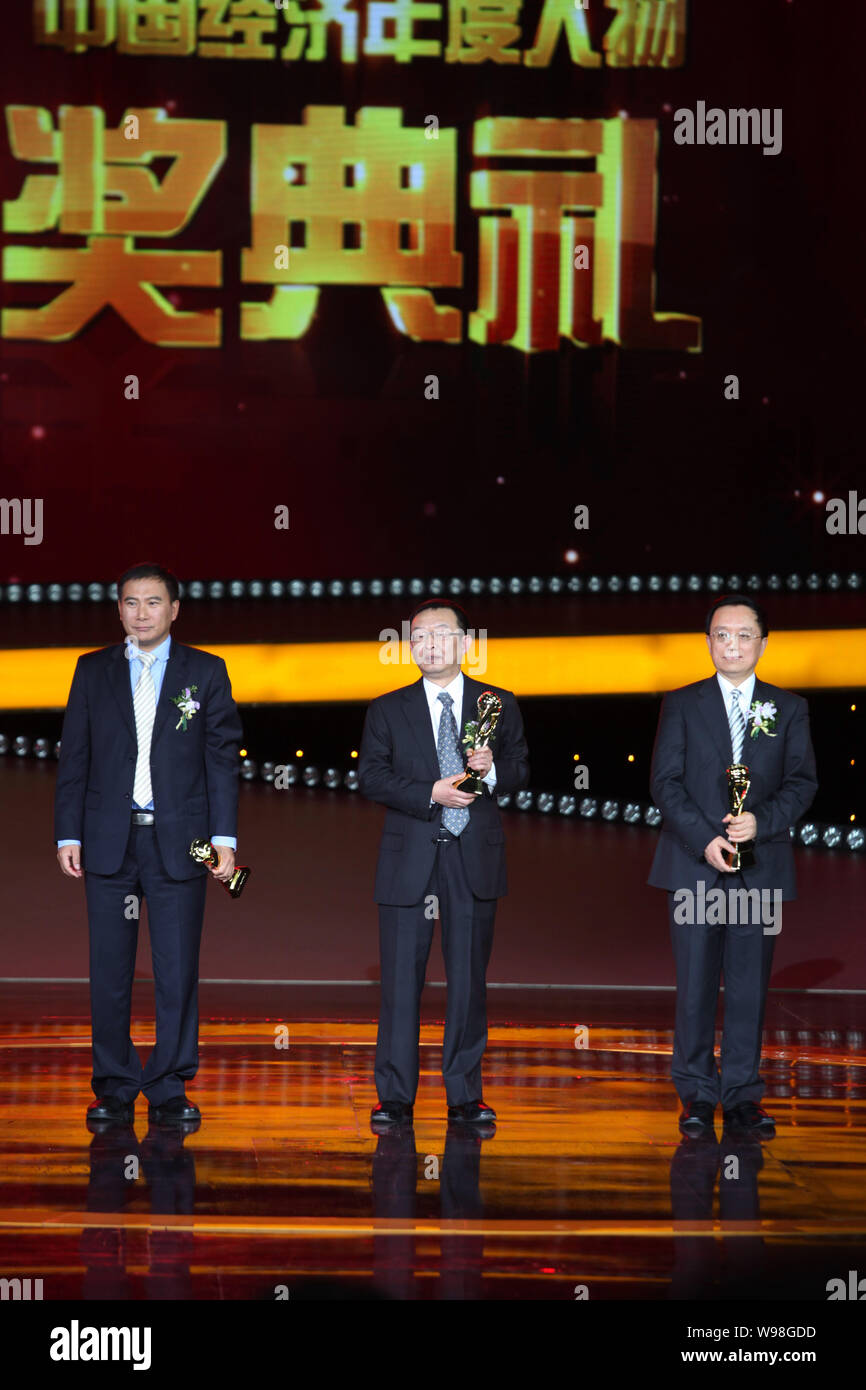 (From left) Cui Weixing, President of Deppon Express, Chen Nian, CEO of ...