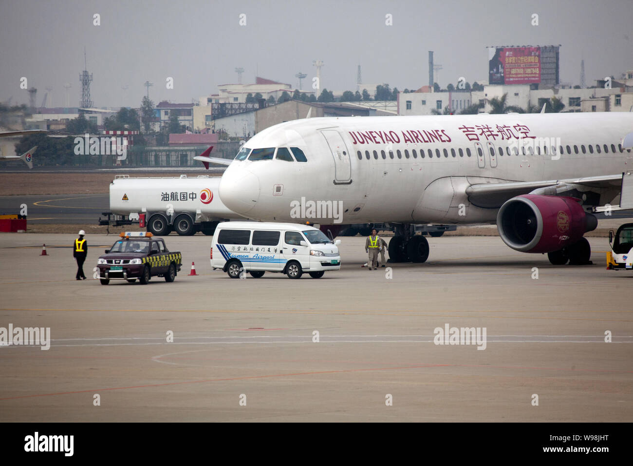 --File--View of a Juneyao Airlines flight in Shanghai Hongqiao ...