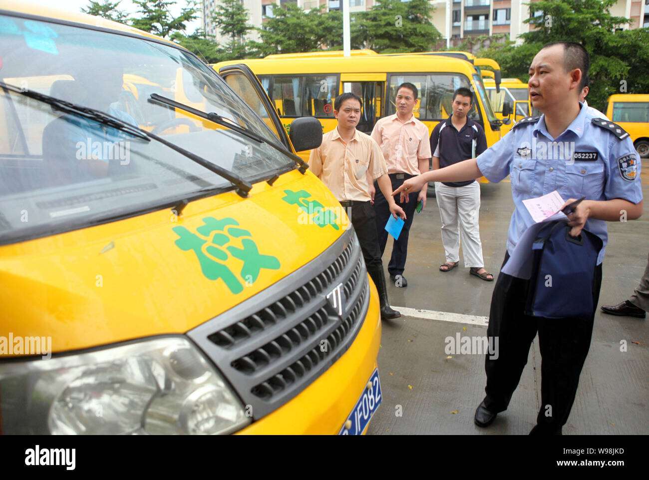 China shool bus hi-res stock photography and images - Alamy