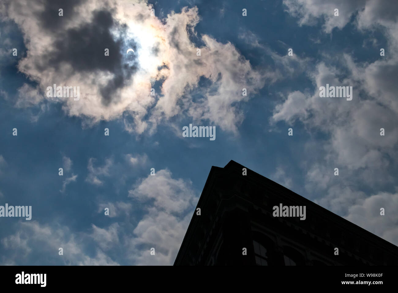 Solar eclipse in the sky above a building in New York City 2017 Stock ...