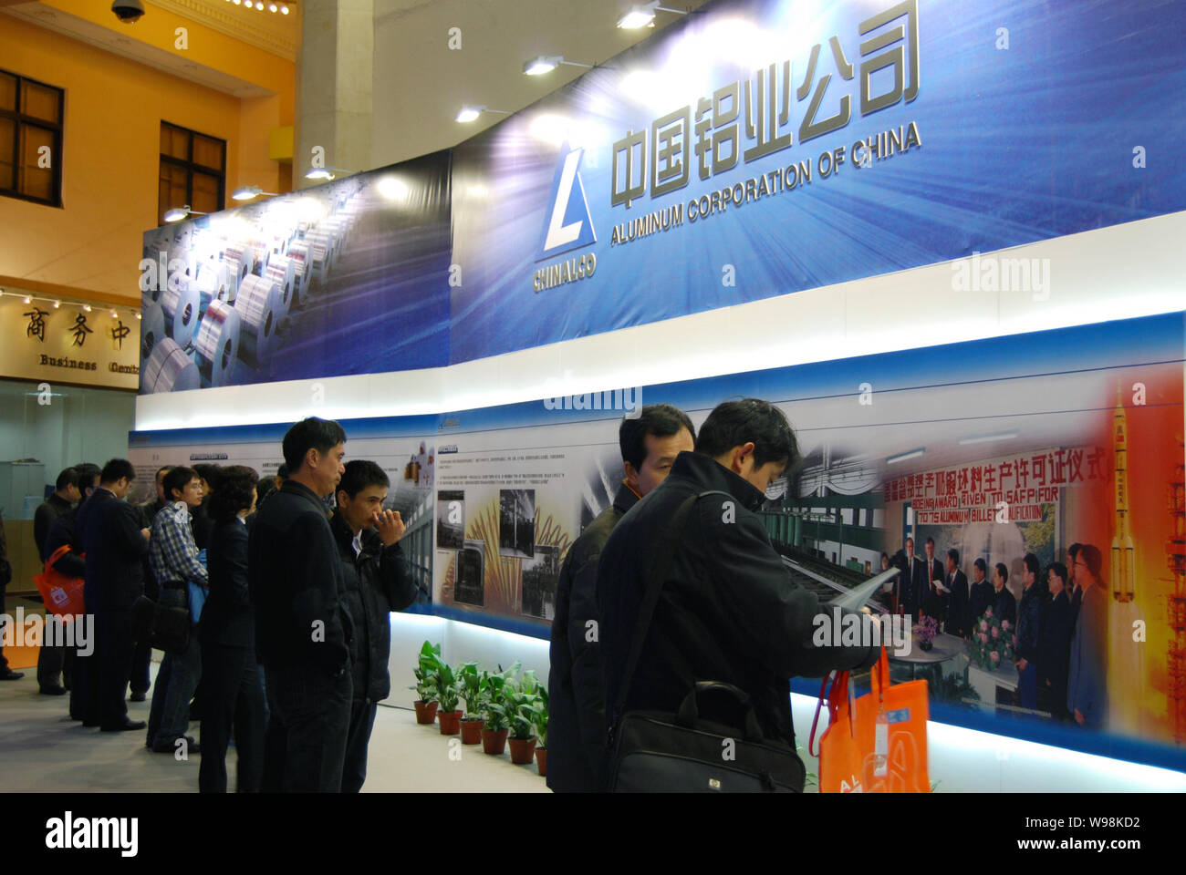 --File-- Visitors are seen at the stand of Aluminum Corporation of ...