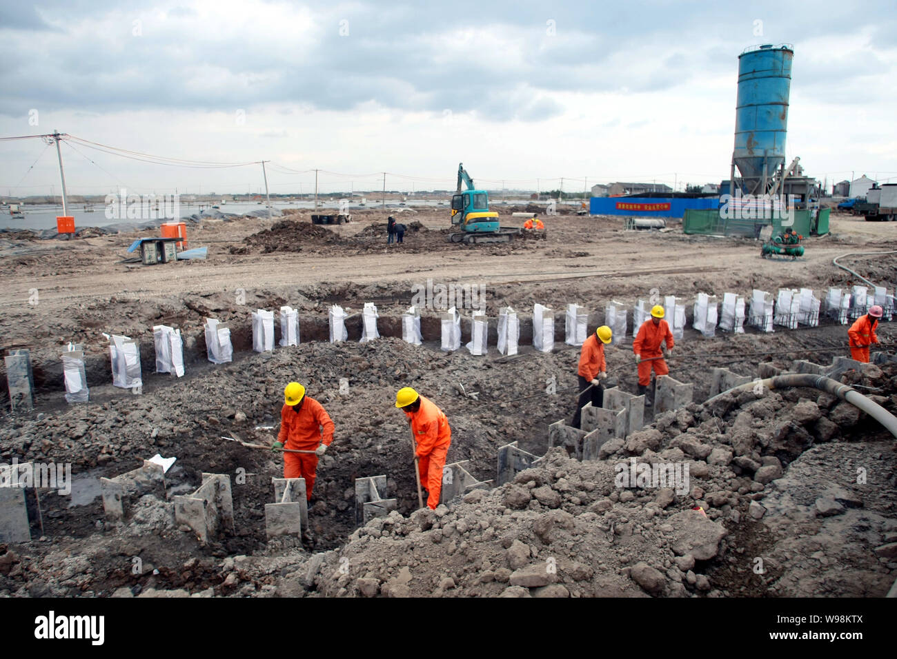 Chinese migrant workers labor on the construction site of the Shanghai ...