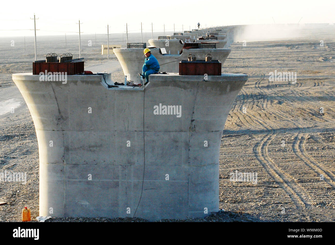 Chinese workers railroad building hi-res stock photography and images ...