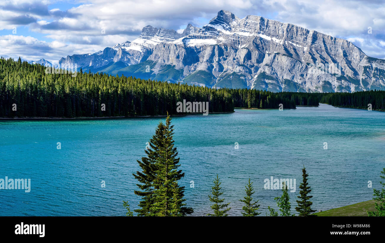 Two jack lake mount rundle hi-res stock photography and images - Alamy