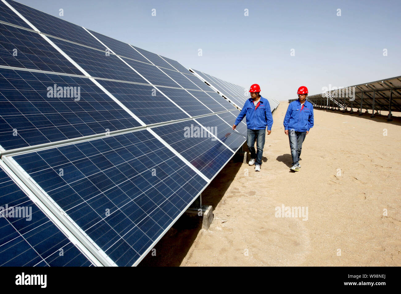 Solar arrays gobi hi-res stock photography and images - Alamy