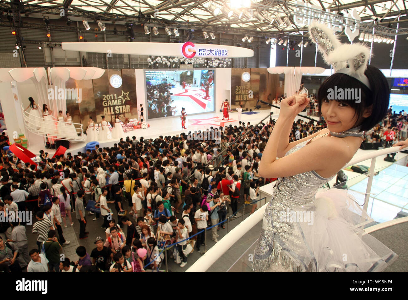 Visitors crowd the booth of Shanda Games at the Shanghai New ...