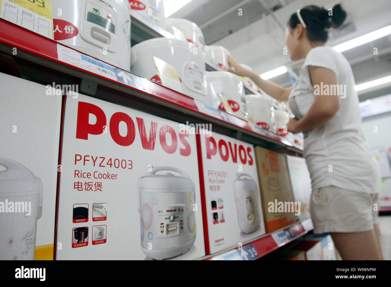 Electronics shops shanghai hi-res stock photography and images - Alamy