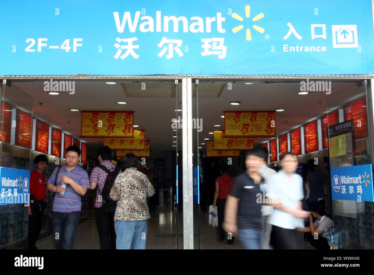 Worlds largest supermarket hi-res stock photography and images - Alamy