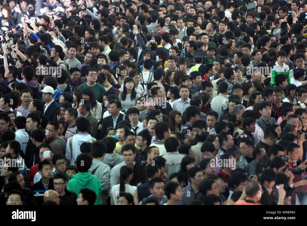 Visitors crowd booths at the 14th Shanghai International Automobile ...