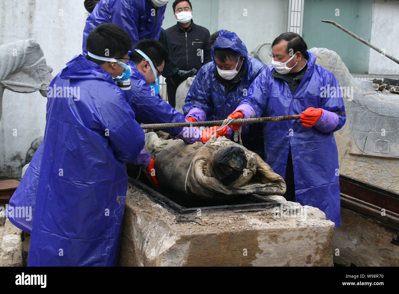 Female corpse hi-res stock photography and images - Alamy