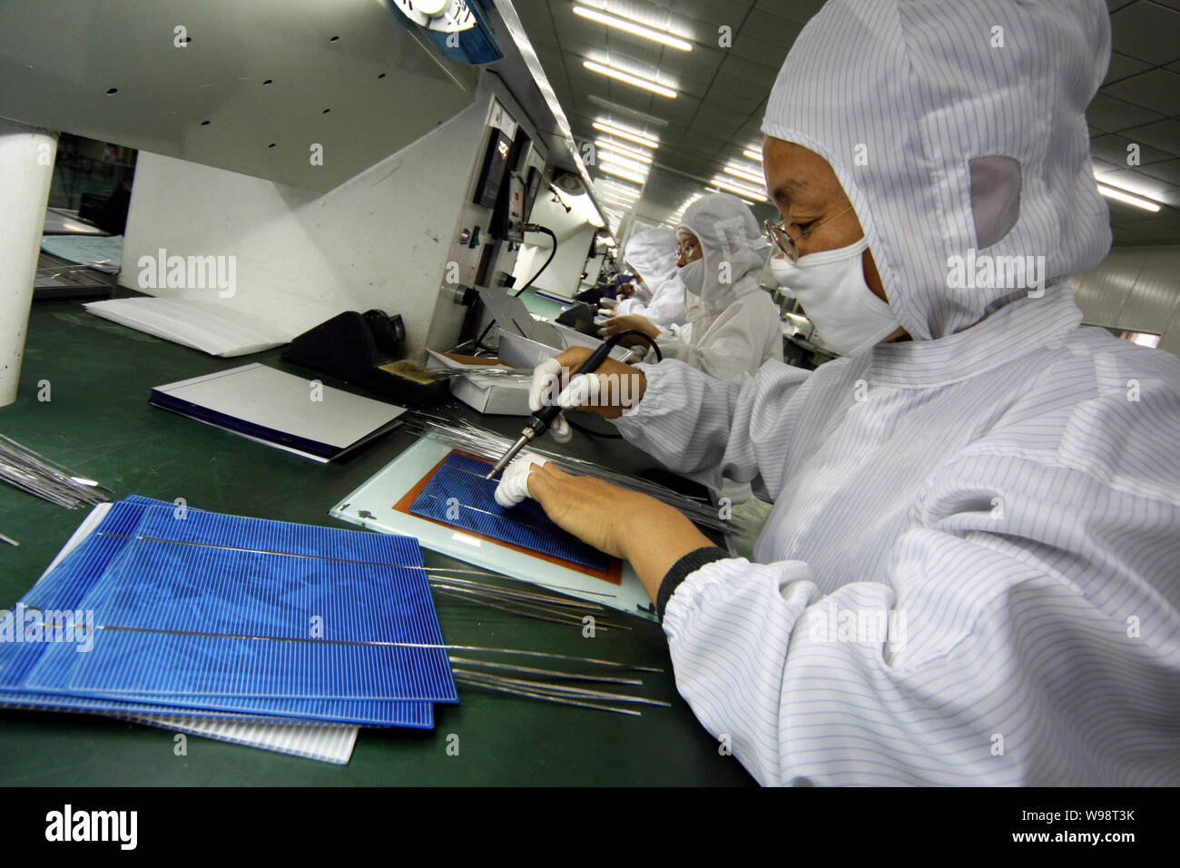 --File-- Chinese workers manufacture photovoltaic cells for solar ...