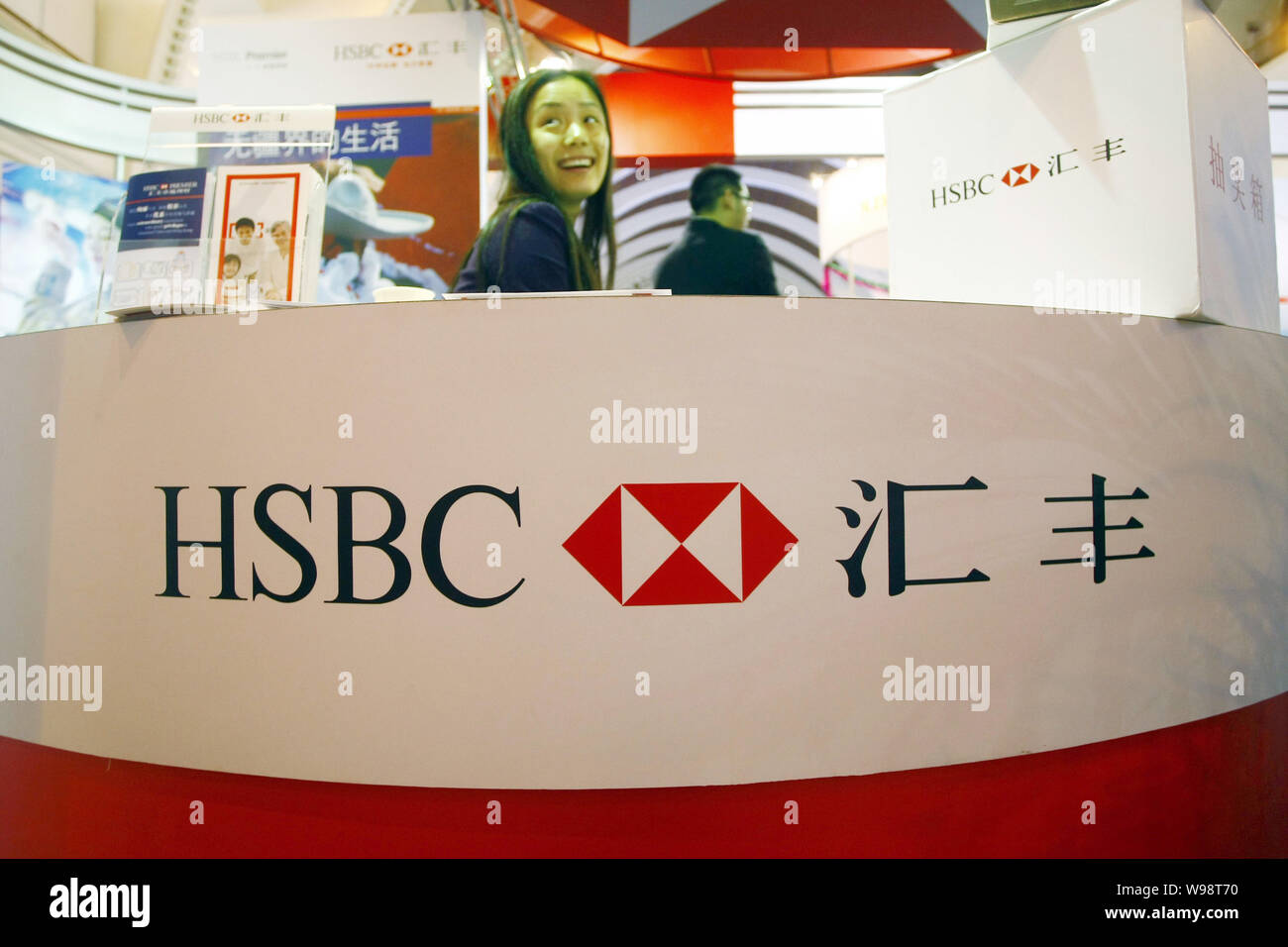 Bank staff hsbc hi-res stock photography and images - Alamy