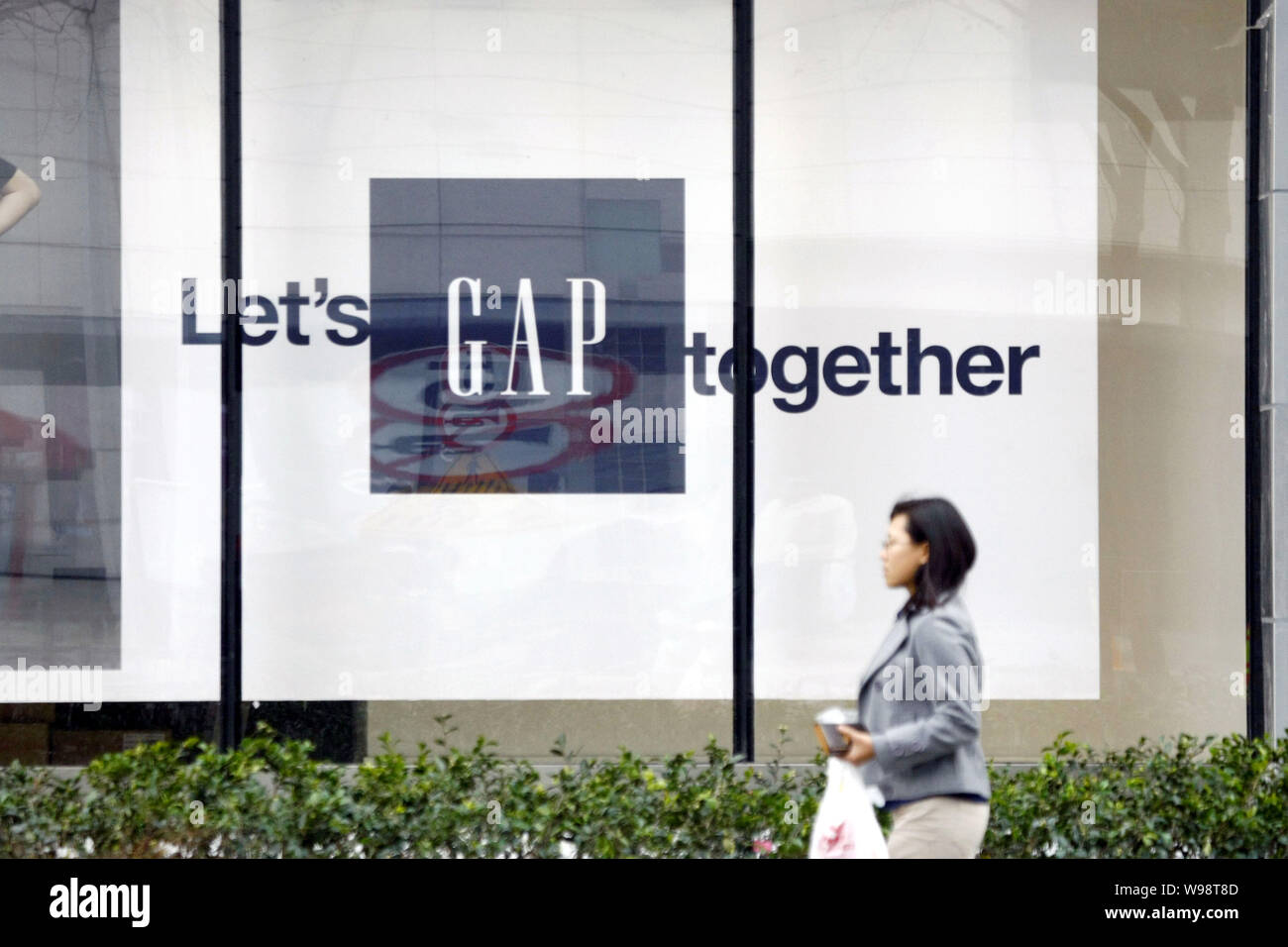 Gap stores close hi-res stock photography and images - Alamy