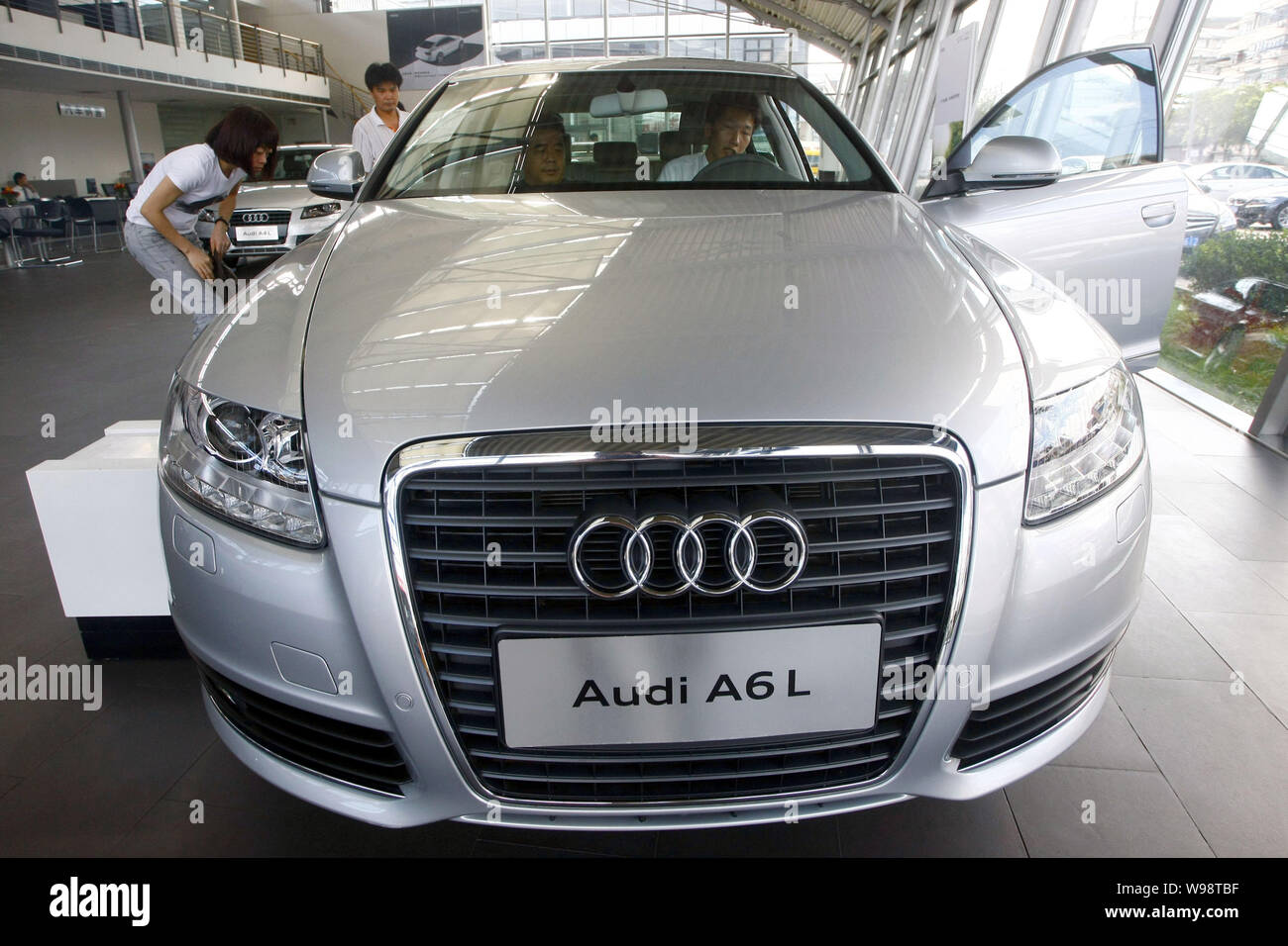 China automobile manufacturing 2010 hi-res stock photography and images ...