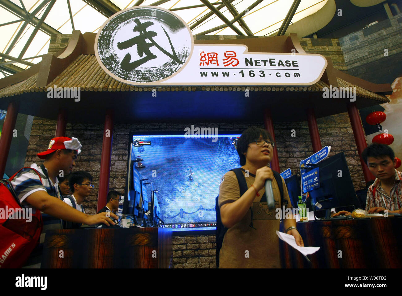 --File-- Visitors are seen at the stand of NetEase.com during an ...