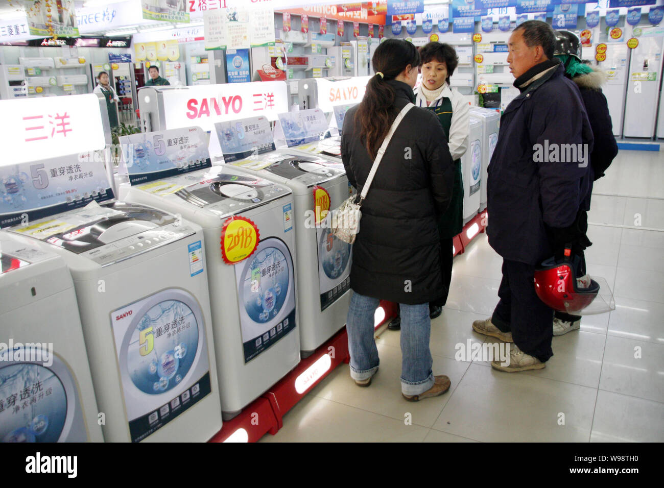 --FILE--Chinese customers shop for Sanyo washing machines at a home ...