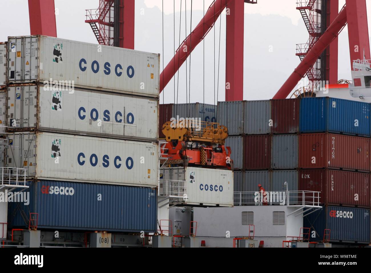 --File--Cosco containers are seen in Lianyungang city, east Chinas ...